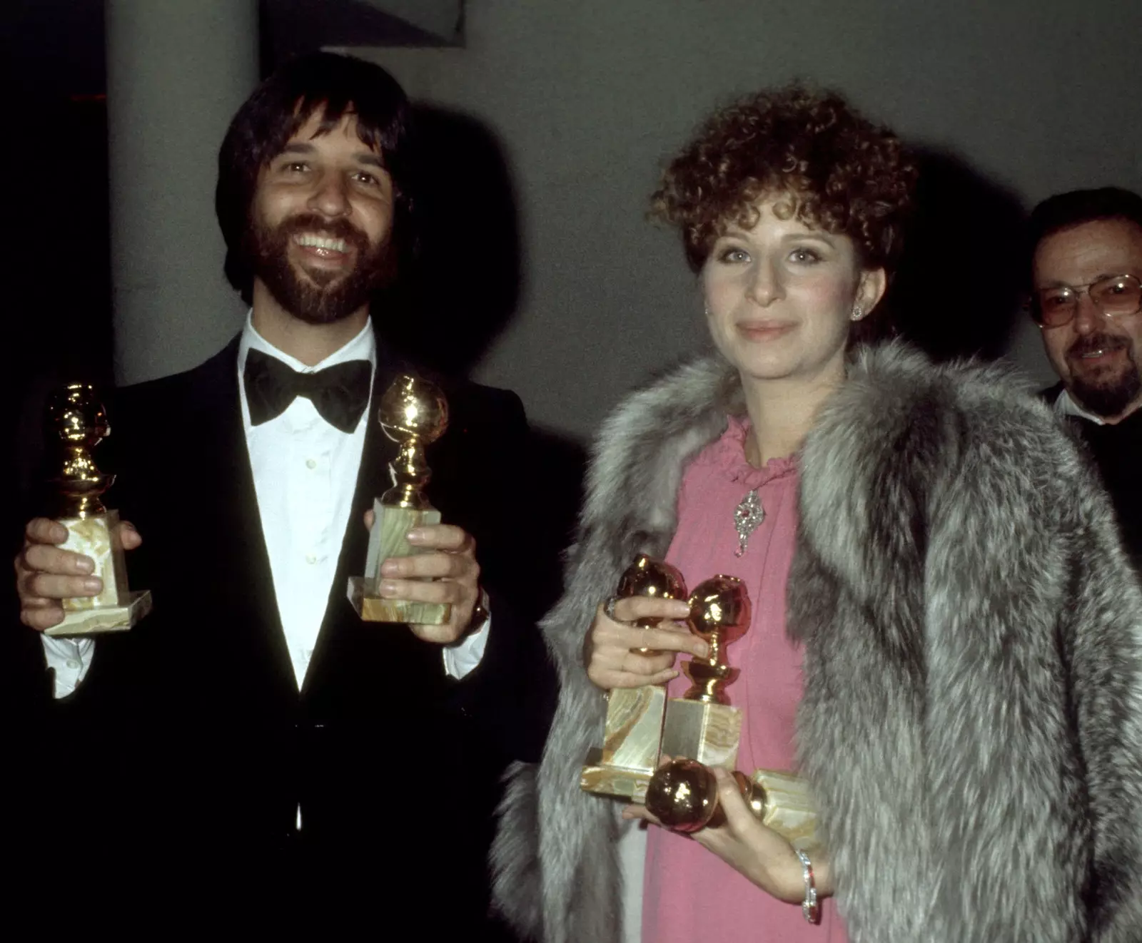 Jon Peters ma Barbra Streisand ma le Golden Globes na latou aoina faʻafetai i le 'A Star Is Born' i le 1977.