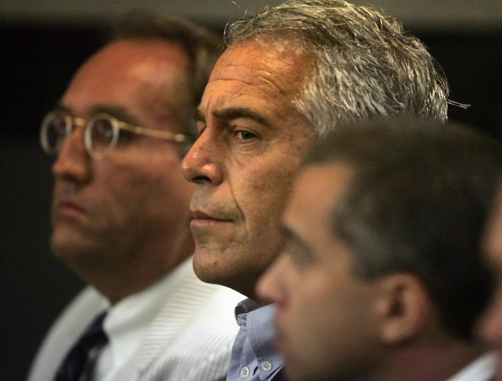 Jeffrey Epstein dum la testo (2008) en Florido.