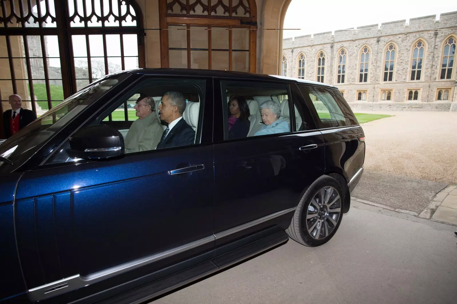 Keď Obamovci navštívili Londýn v roku 2016, princ im robil sprievodcu vo svojom aute a samozrejme šoféroval.