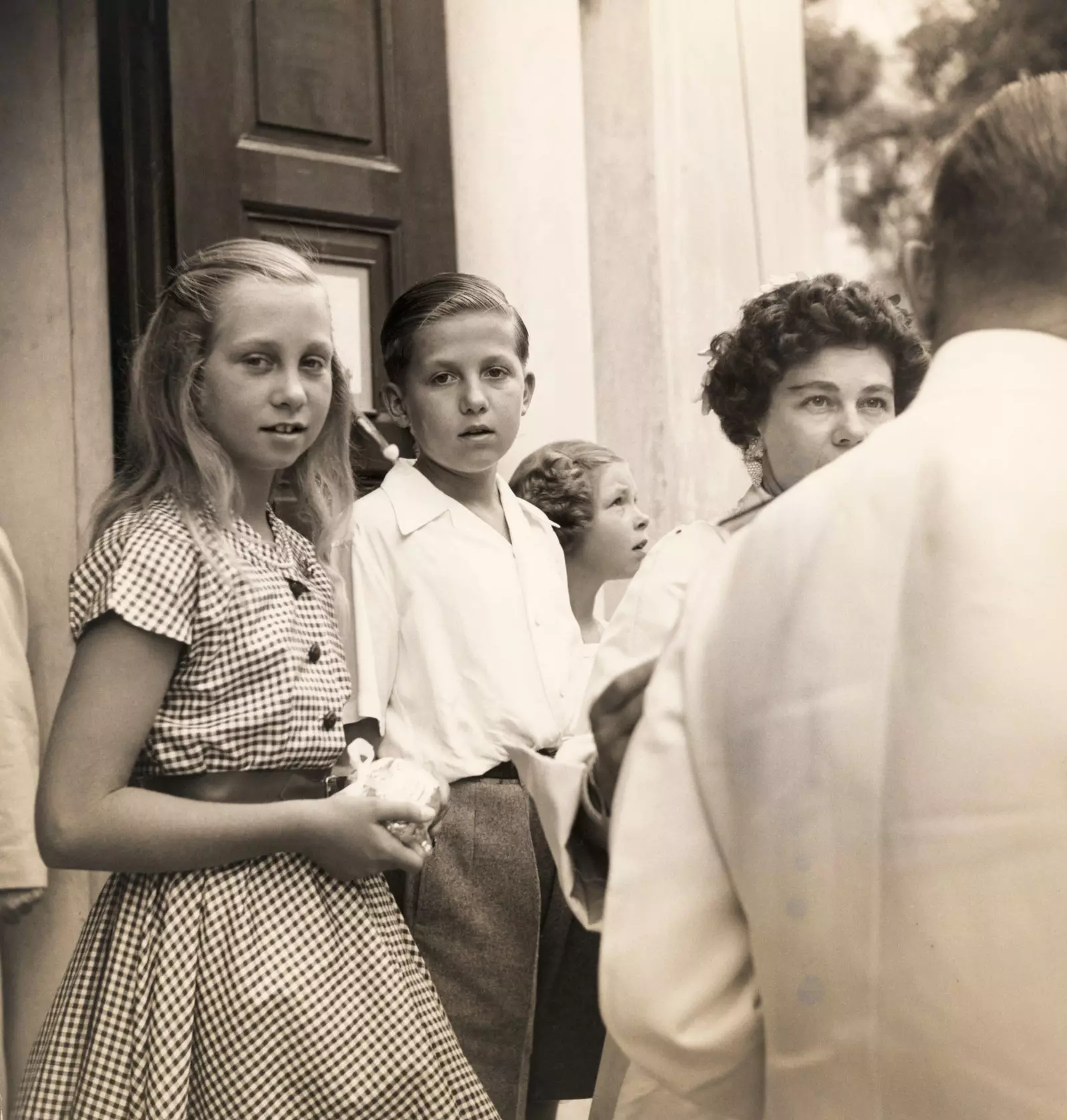 Doña Sofía saam met haar ouers en broers en susters in Januarie 1954. Twee maande tevore het sy 15 geword