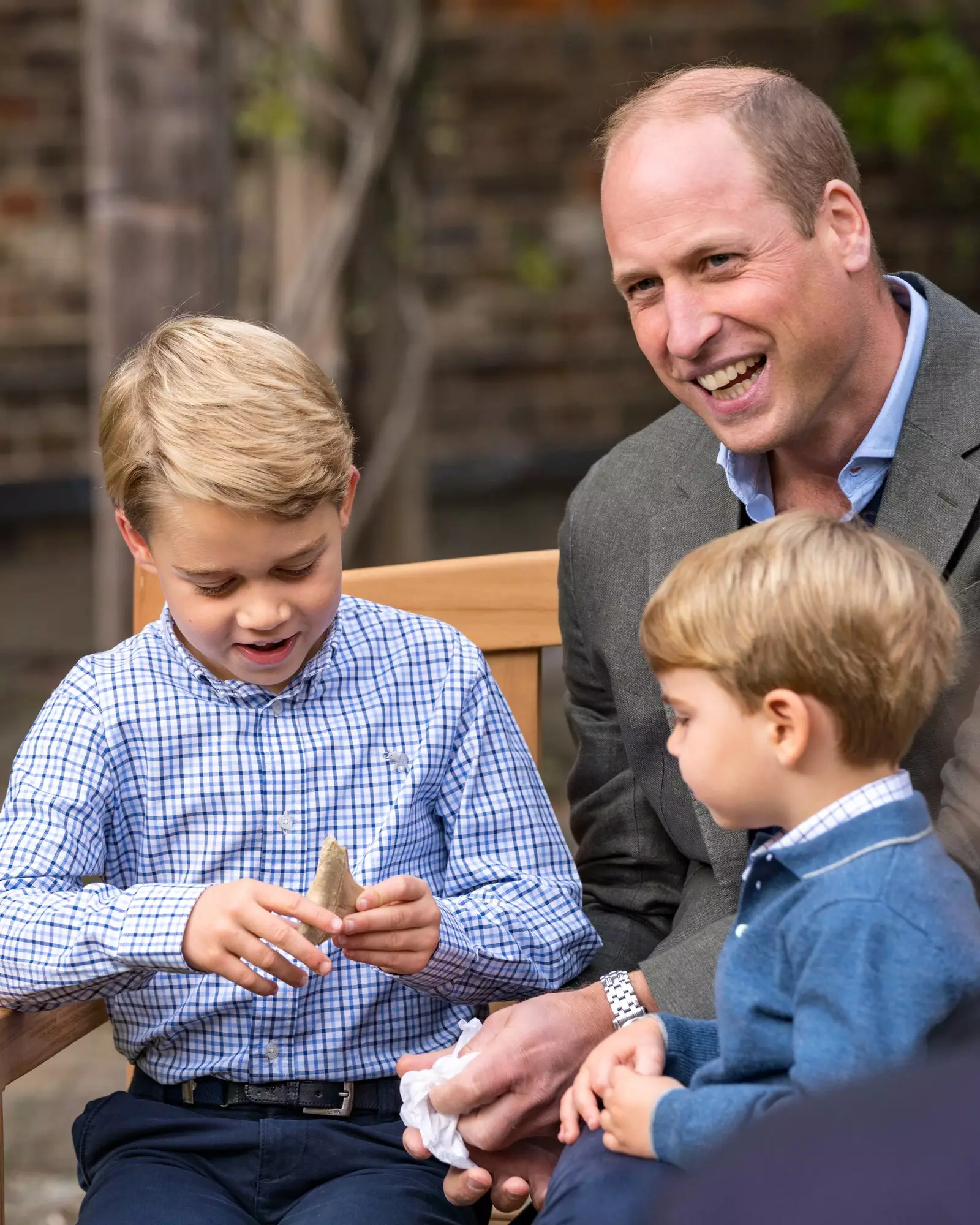 Prins George undersöker sitt fossil