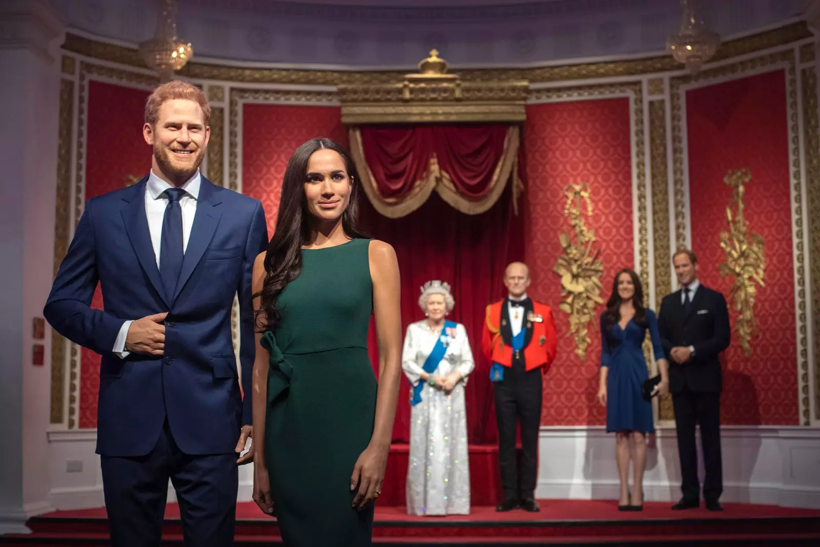 Harry og Meghan áður en þau voru aðskilin frá restinni af konungsfjölskyldunni á Madame Tussaud's í London.