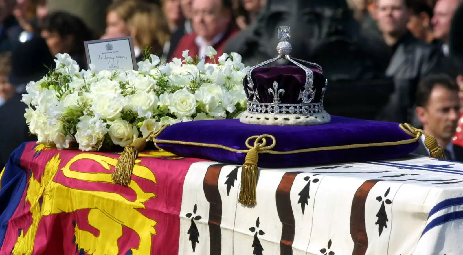 Detalhe do caixão da rainha-mãe no dia de seu funeral em 9 de abril de 2002.