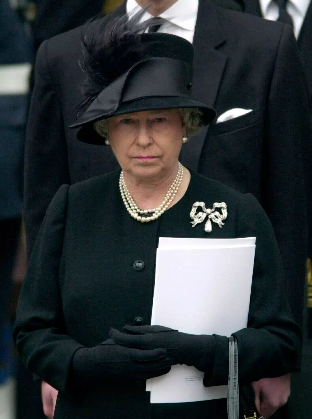 Rainha Elizabeth II do Reino Unido durante o funeral de sua mãe em 2002.