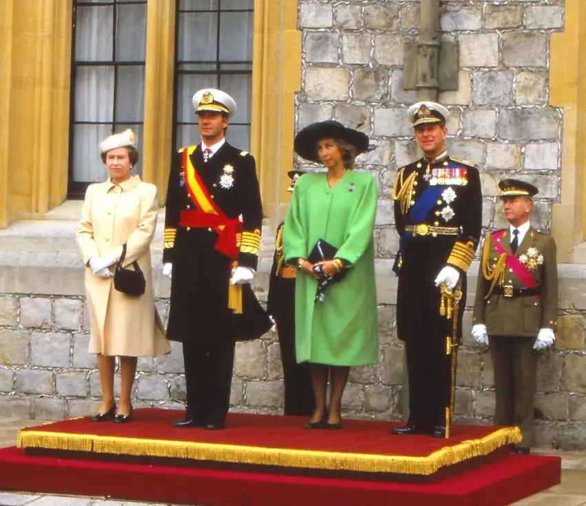 Ханыша Елизавета жана Эдинбург герцогу 1986-жылы Виндзор сарайында Испаниянын королу жана ханышасы Дон Хуан Карлос менен Софияны кабыл алышат.
