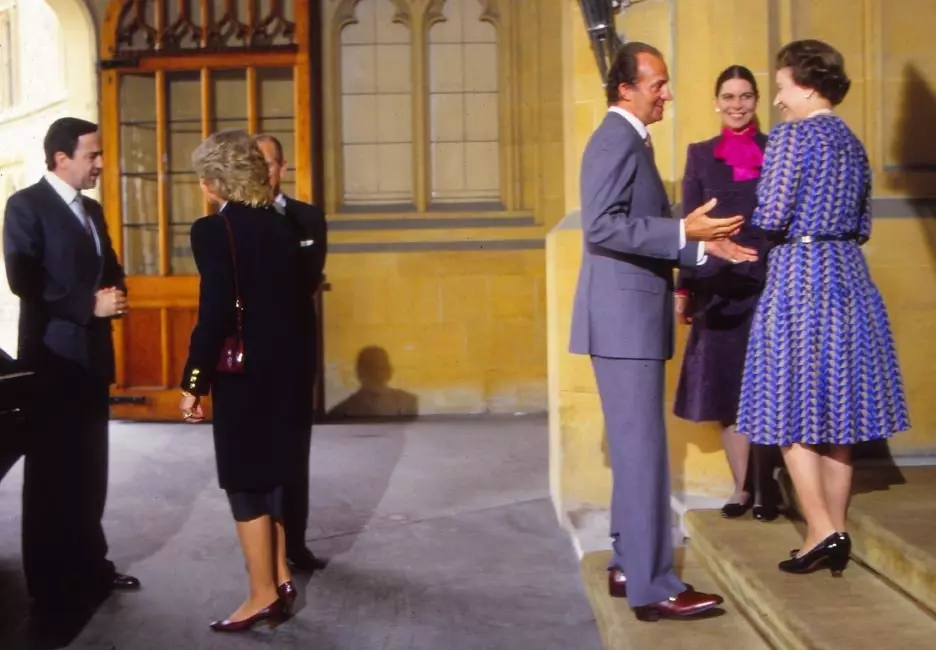 Королева Елизавета менен герцог 1986-жылы Лондонго болгон сапарынан кийин король жана королева менен коштошту.