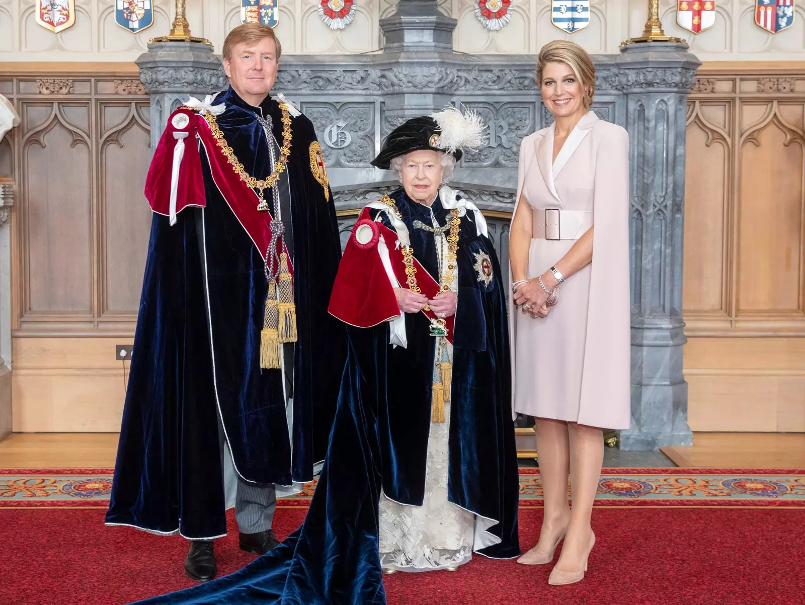 Kong William I av Nederland og dronning Maxima med Elizabeth II ved investiturseremonien til strømpebåndsordenen.