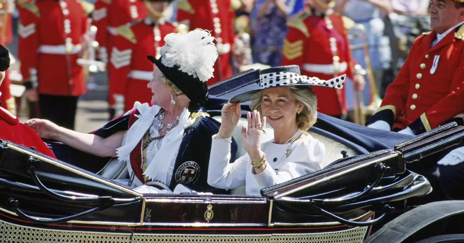 Doña Sofía dan Ibu Suri selama upacara penobatan Juan Carlos I sebagai Knight of the Order of the Garter