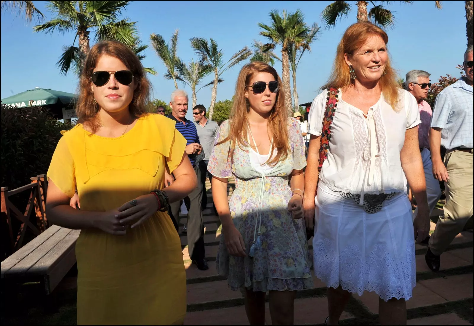 Sarah Ferguson bi keçên xwe Eugenia û Beatriz re li Sotogrande 2009.