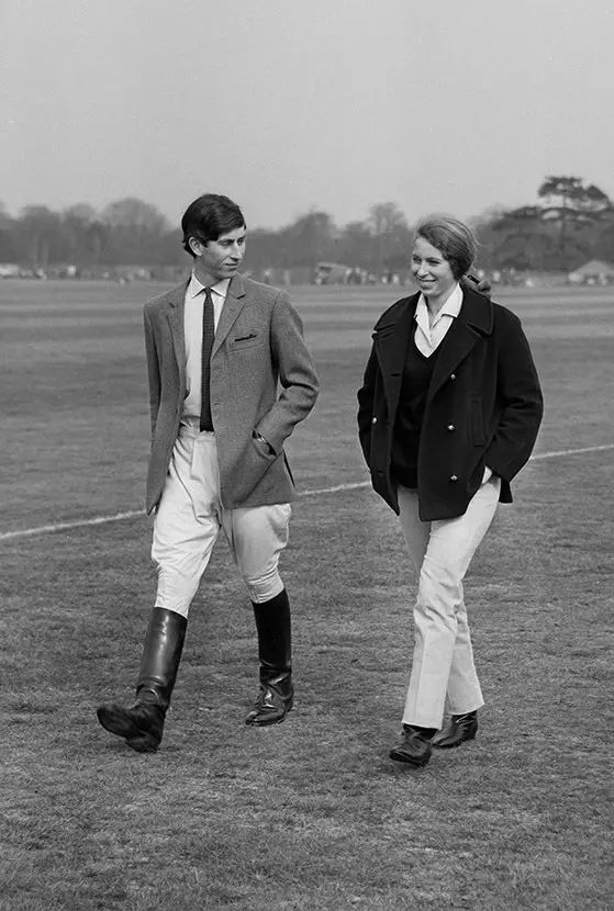 Sina Prince Charles at Anne sa Windsor Great Park noong 1968.