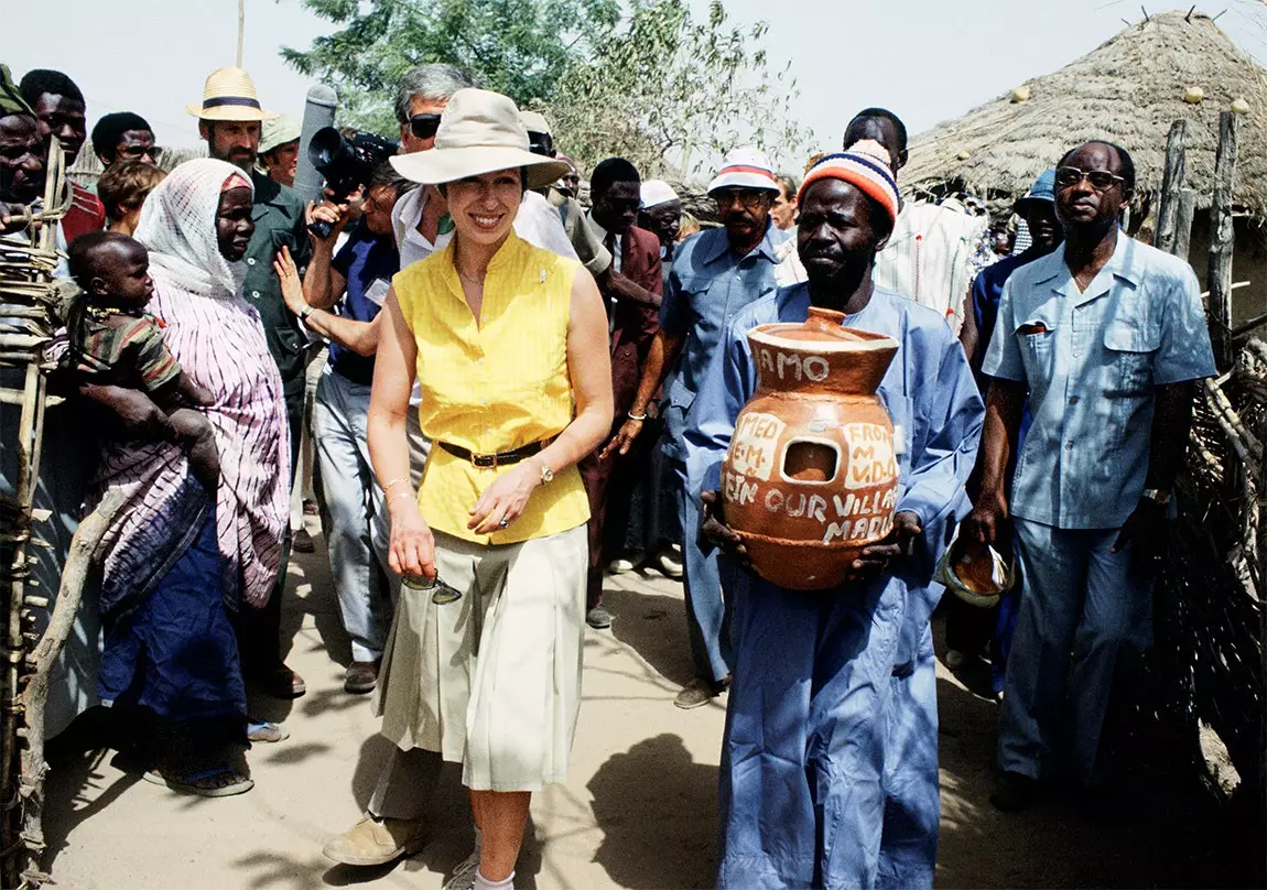 Tany Gambia ho ambasadaoron'ny Save the Children tamin'ny 1984.