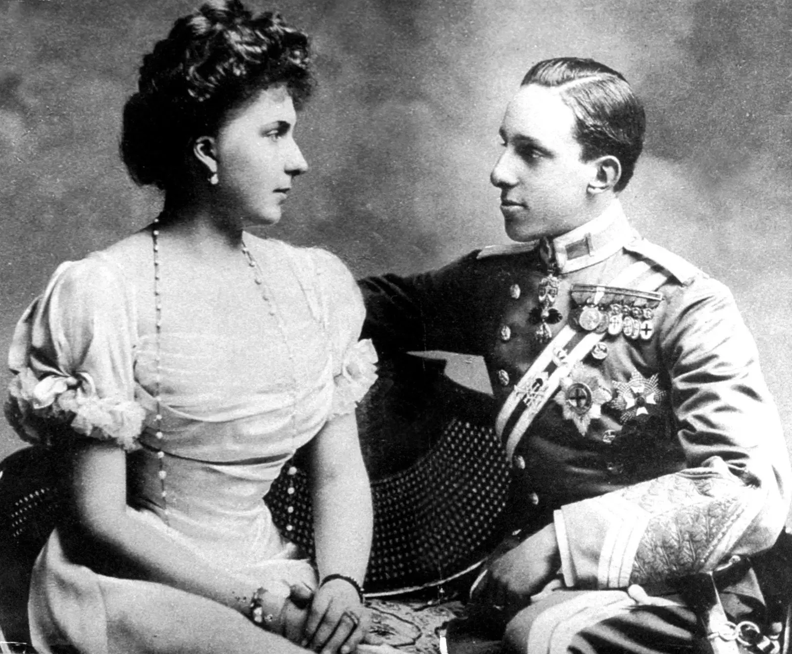 Victoria Eugenia e Alfonso XIII no día da súa voda o 31 de maio de 1906.