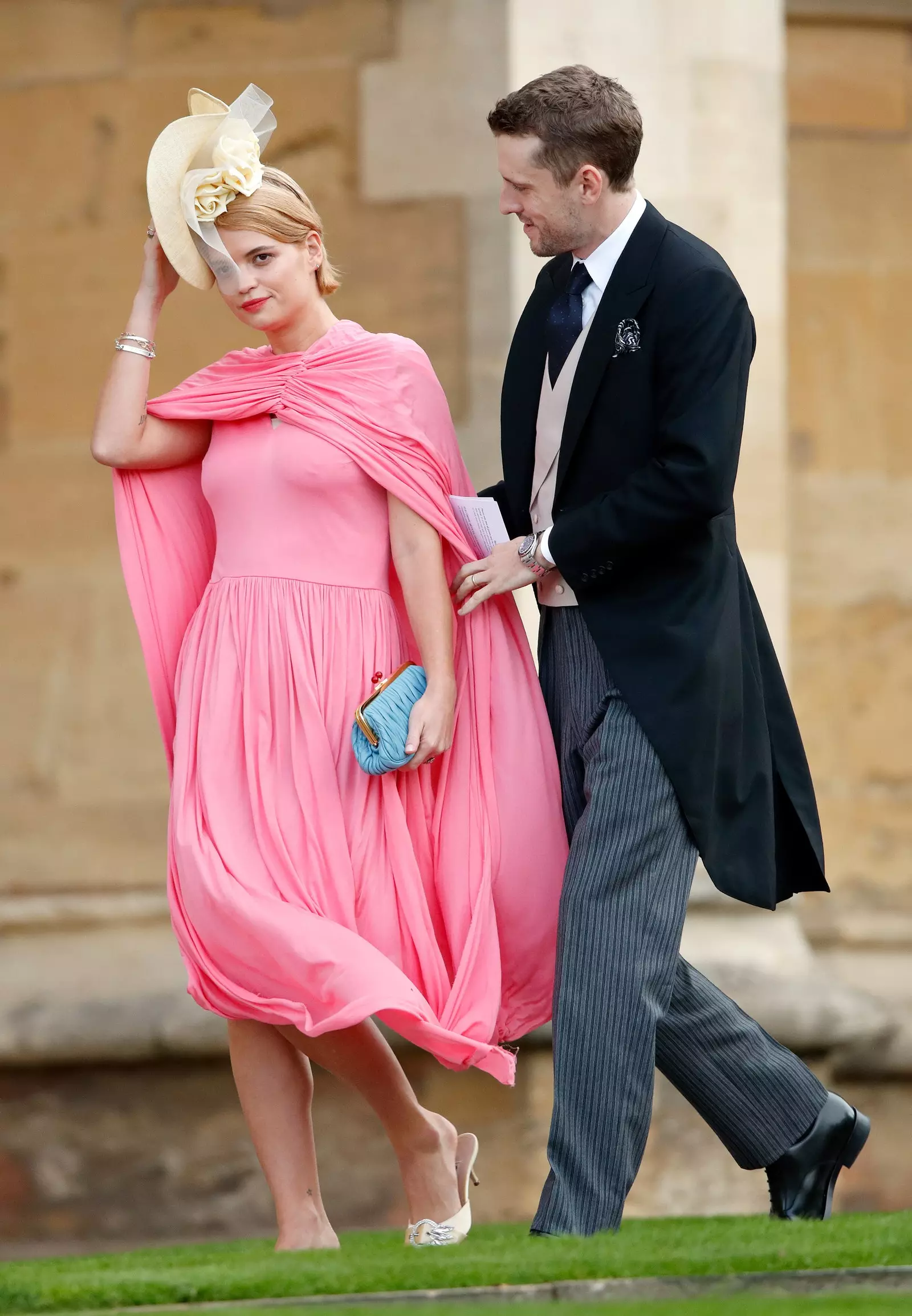 Pixie Geldof thiab nws tus txiv George Barnett ntawm lub tshoob ntawm Eugenie ntawm York.