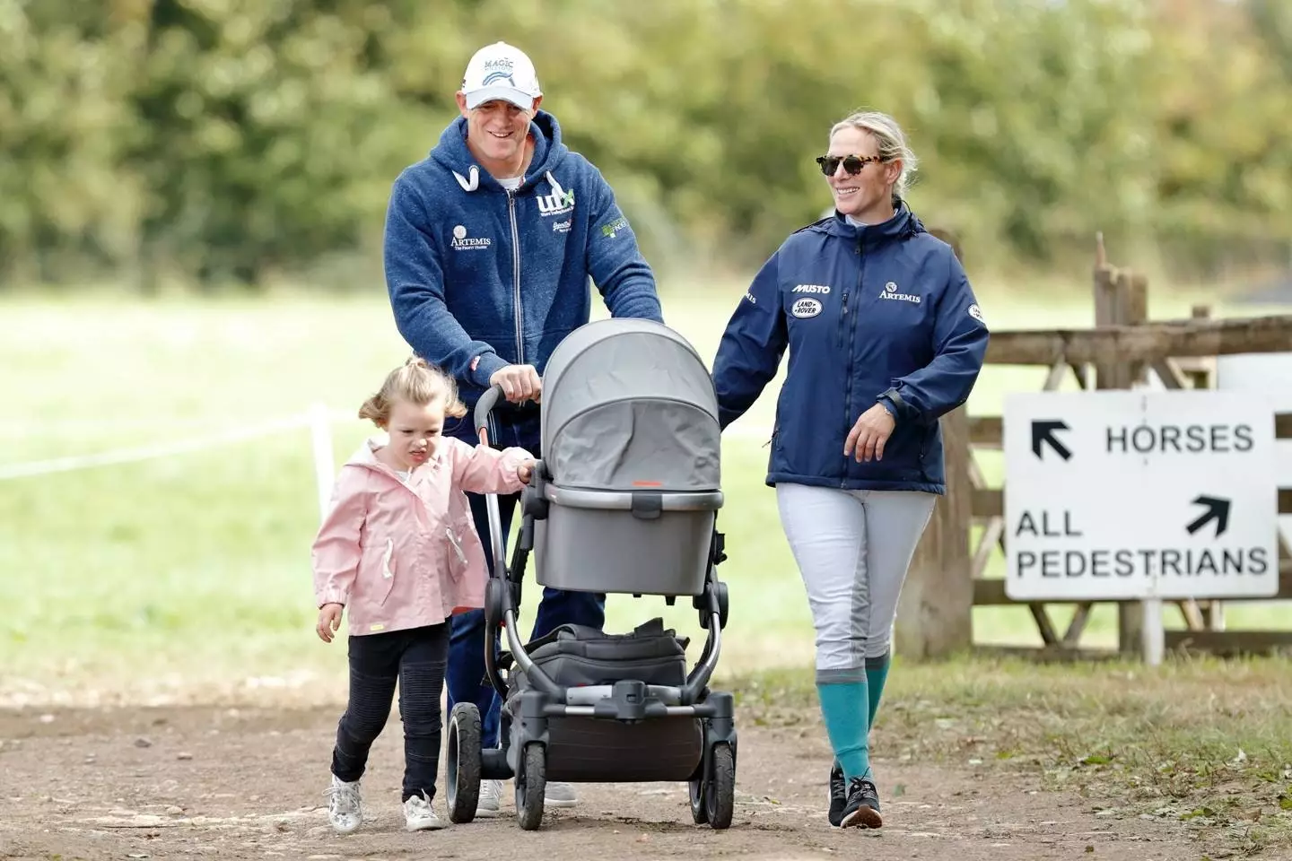 Mike Tindall Zara Tindall dengan putrinya Mia dan Lena.