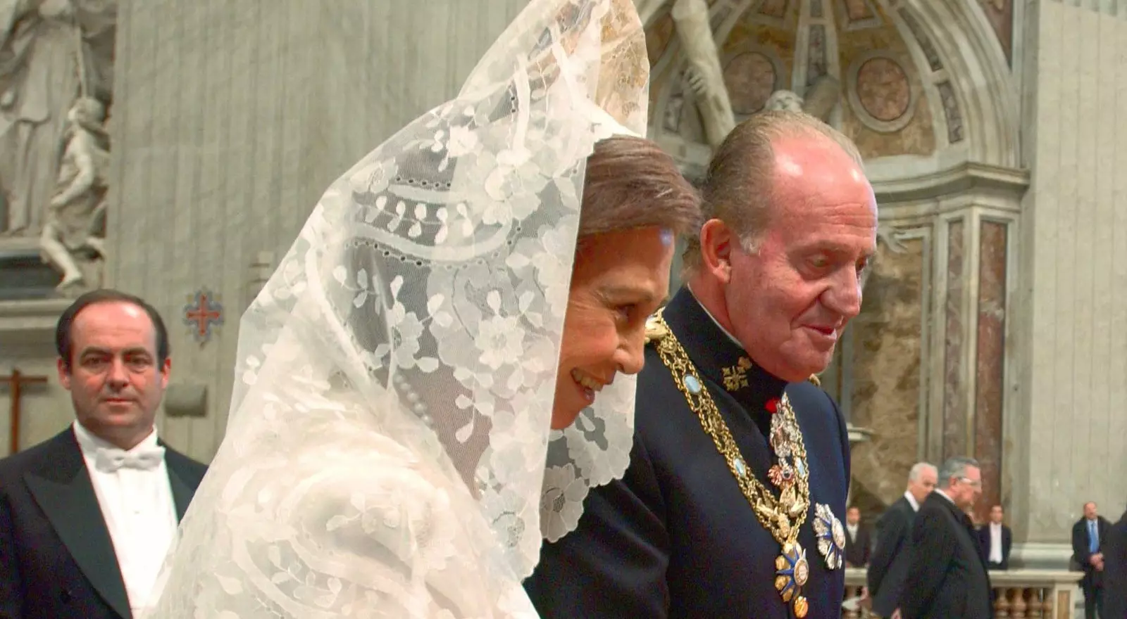 Juan Carlos I and Sofia of Greece greet Benedict XVI.