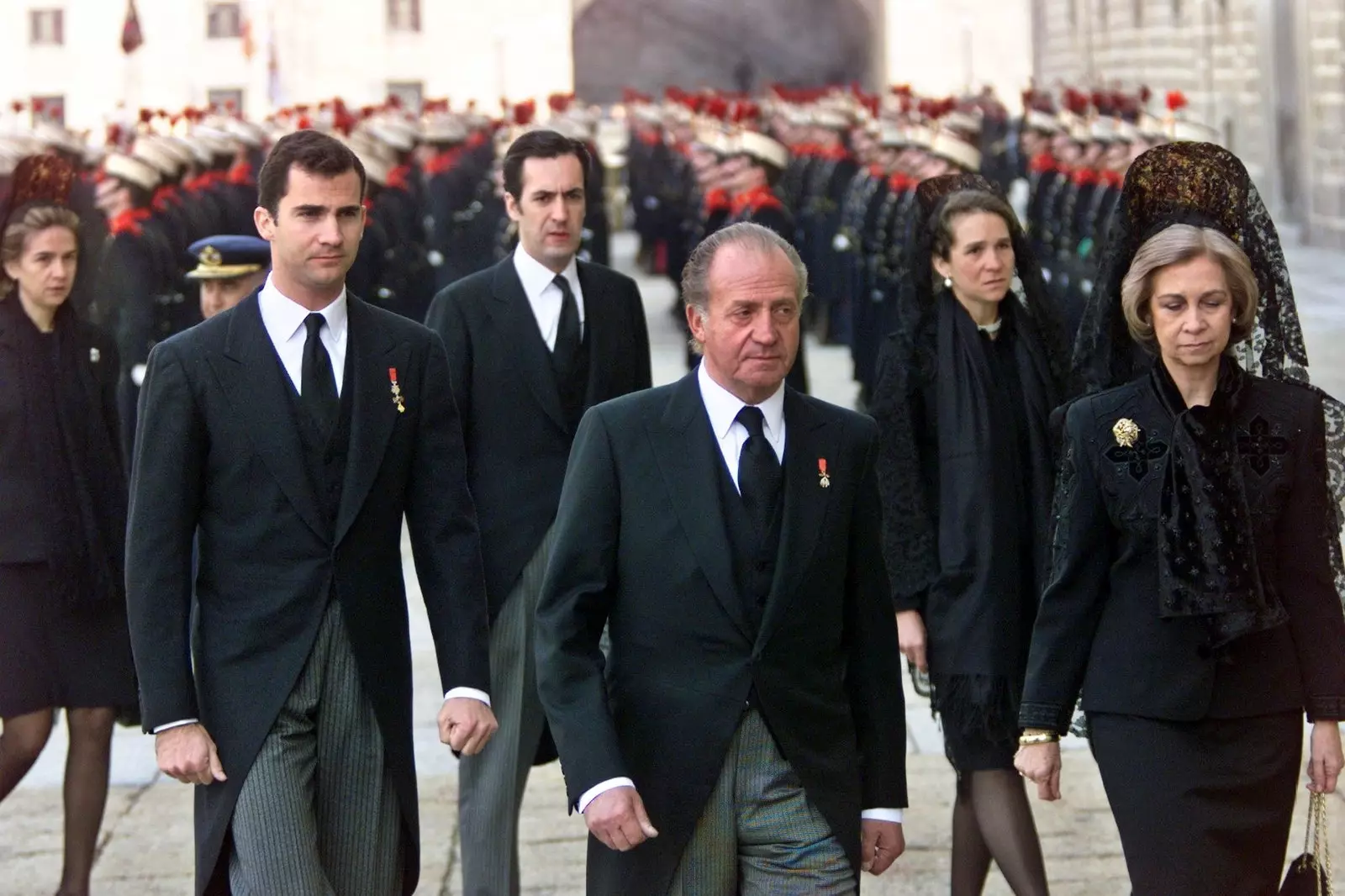 Don Juan Carlos u Doña Sofía flimkien mal-Prinċep Felipe ta’ dak iż-żmien u l-Infanta Elena fil-funeral ta’ omm ir-re...