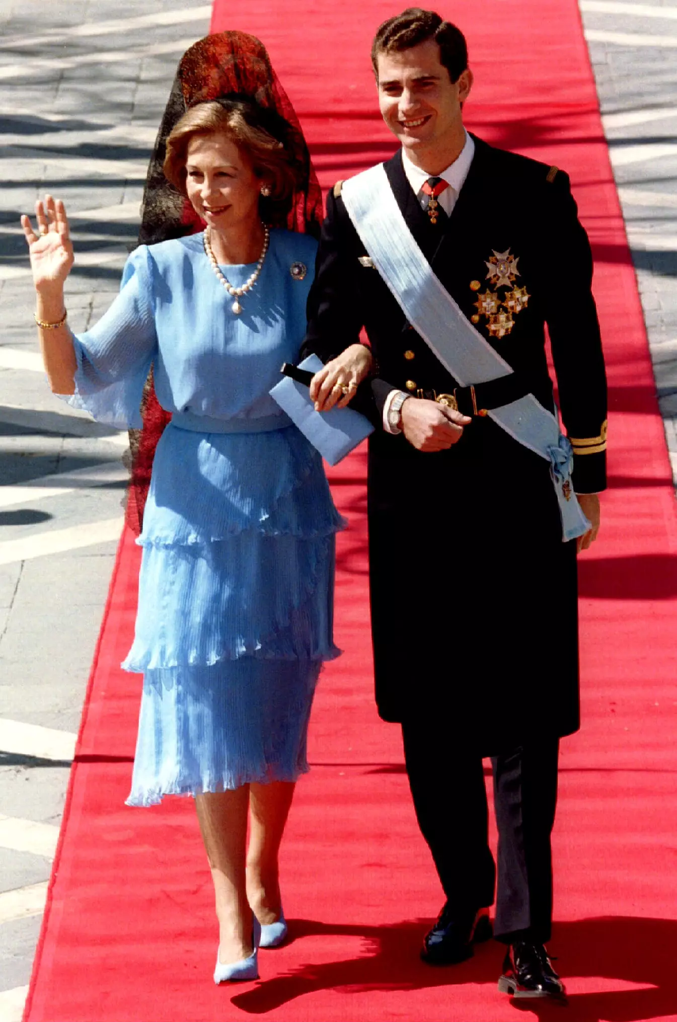 Doña Sofía a tehdejší princ Felipe na svatbě infantky Eleny.