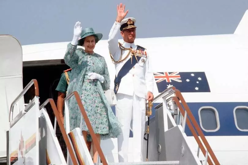 THE QUEEN AND PRINS PHILIP ARIIVING OP AN OFFIZIELLEN TOUR VUN PAPUA NEW GUINEA 1982