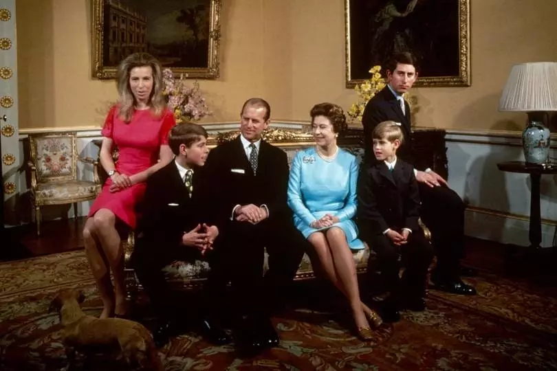 PRINS PHILIP MED SIN KONE ELIZABETH II OG DERES BARN I BUCKINGHAM PALACE 1972. FRA VENSTRE TIL HØYRE...