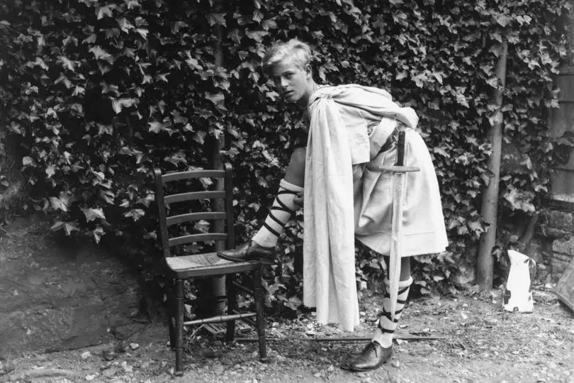 PRËNS PHILIP VU GRIECHEN KLEED FIR D'GORDONSTOUN SCHOOL PRODUCTION VUM 'MACBETH' A SCHOTTLAND 1935