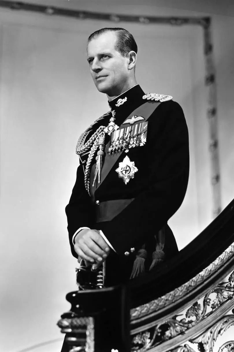 PRINS PHILIP DUKE VUN EDINBURGH POSITÉIERT FIR E PORTRAIT UM BUCKINGHAM PALACE 1958.