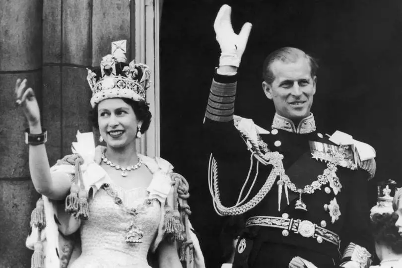 QUEEN ELIZABETH II AN DEN DUKE VUN EDINBURGH GRÉISST AN DER CROWD VUM BALKON VUM BUCKINGHAM PALACE NO...