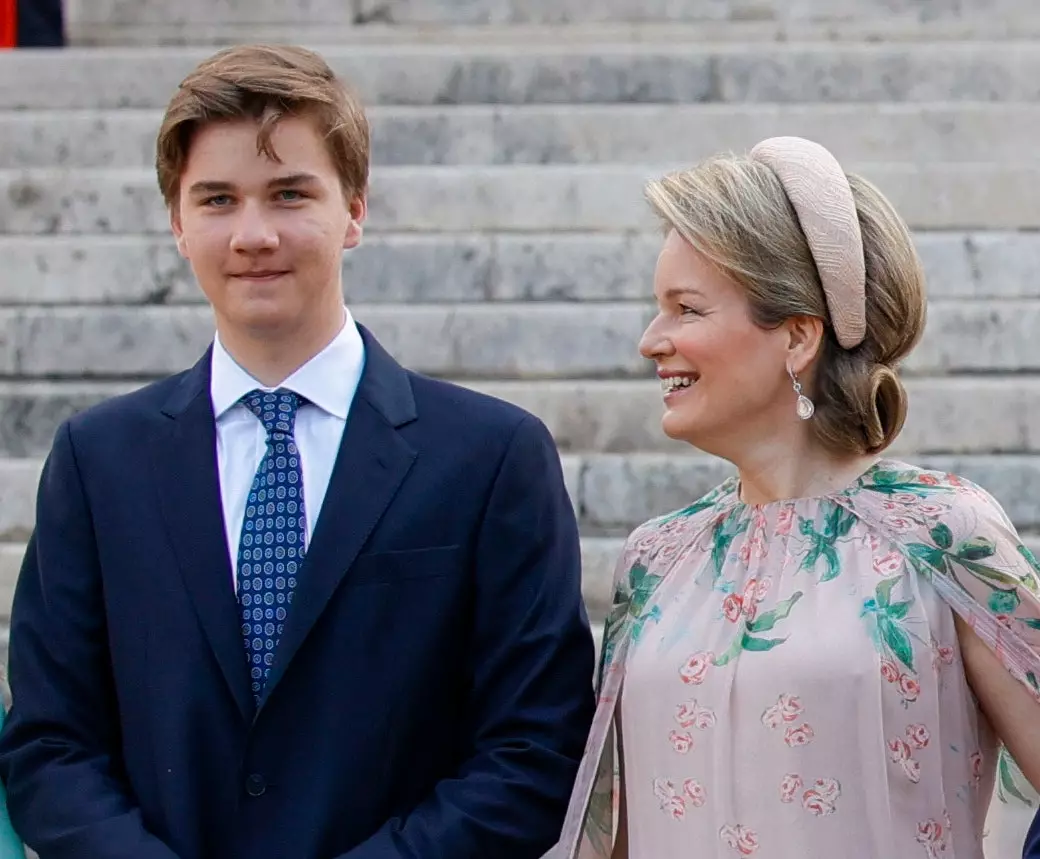 Princo Gabriel kun sia patrino Reĝino Matilda de Belgio.