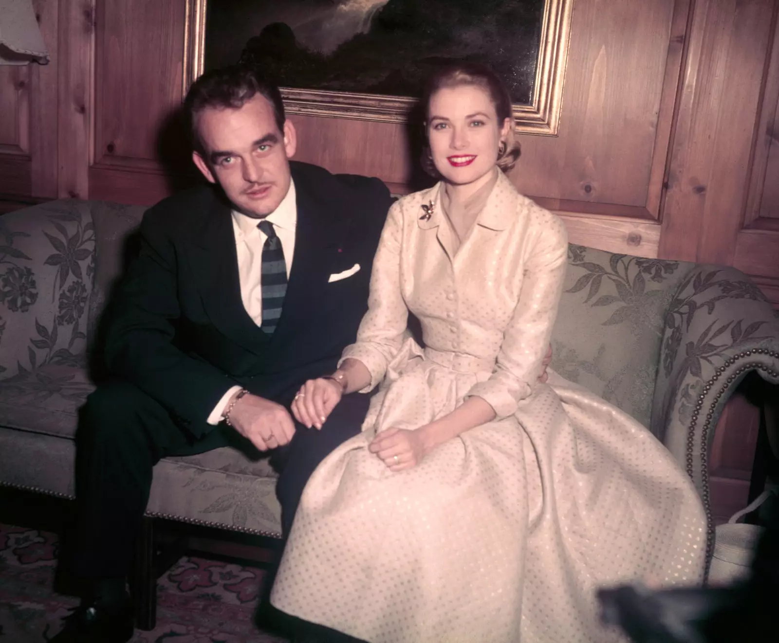 Rainier de Mônaco e Grace Kelly posam na casa dos pais da atriz em 5 de janeiro de 1956 depois de anunciar sua...