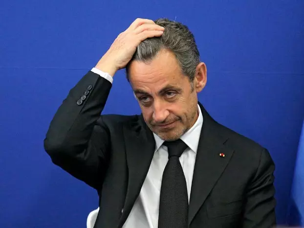 Eksprezidento Nicols Sarkozy en dosierbildo