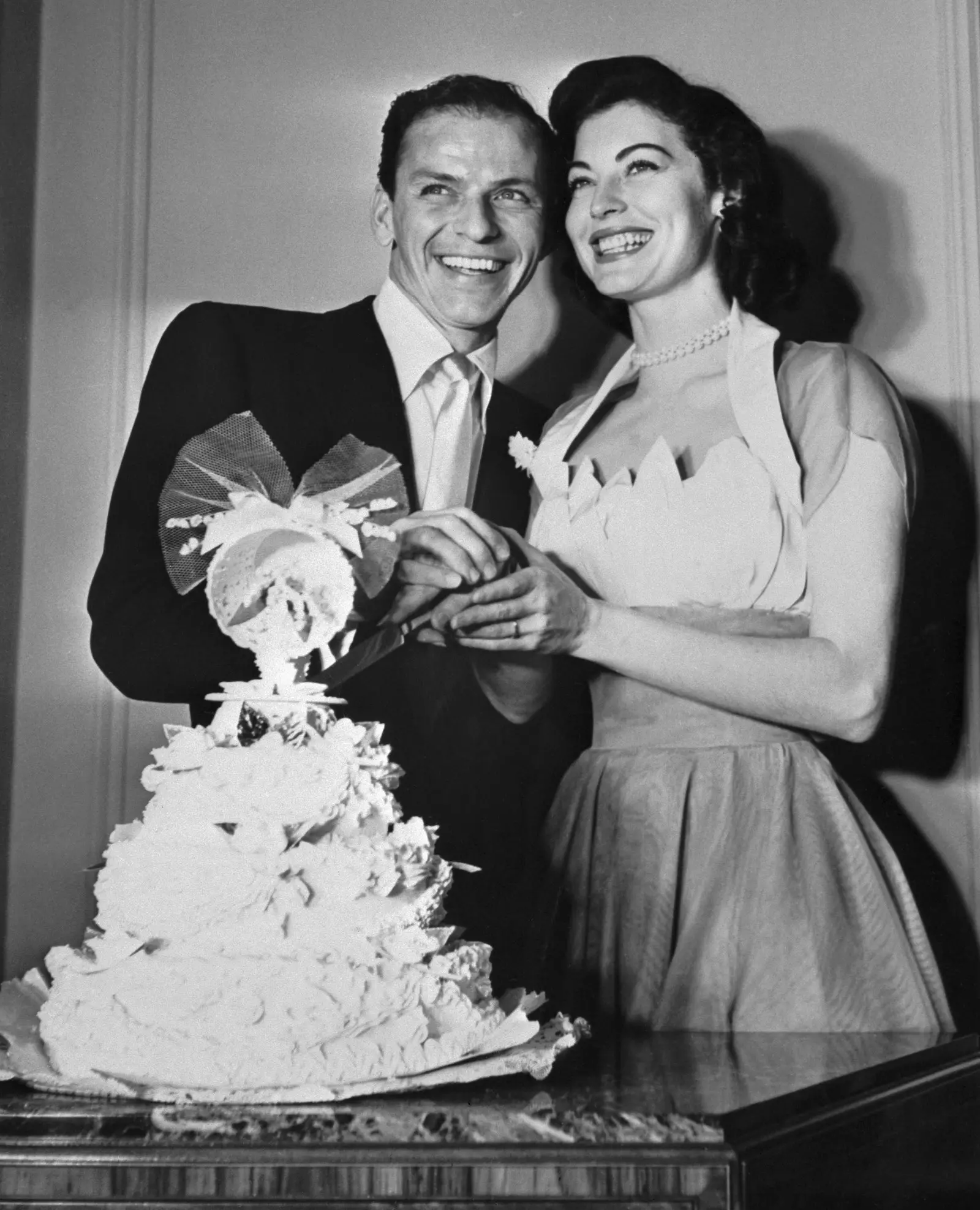 Frank Sinatra lan Ava Gardner ing ngarep kue wedding.