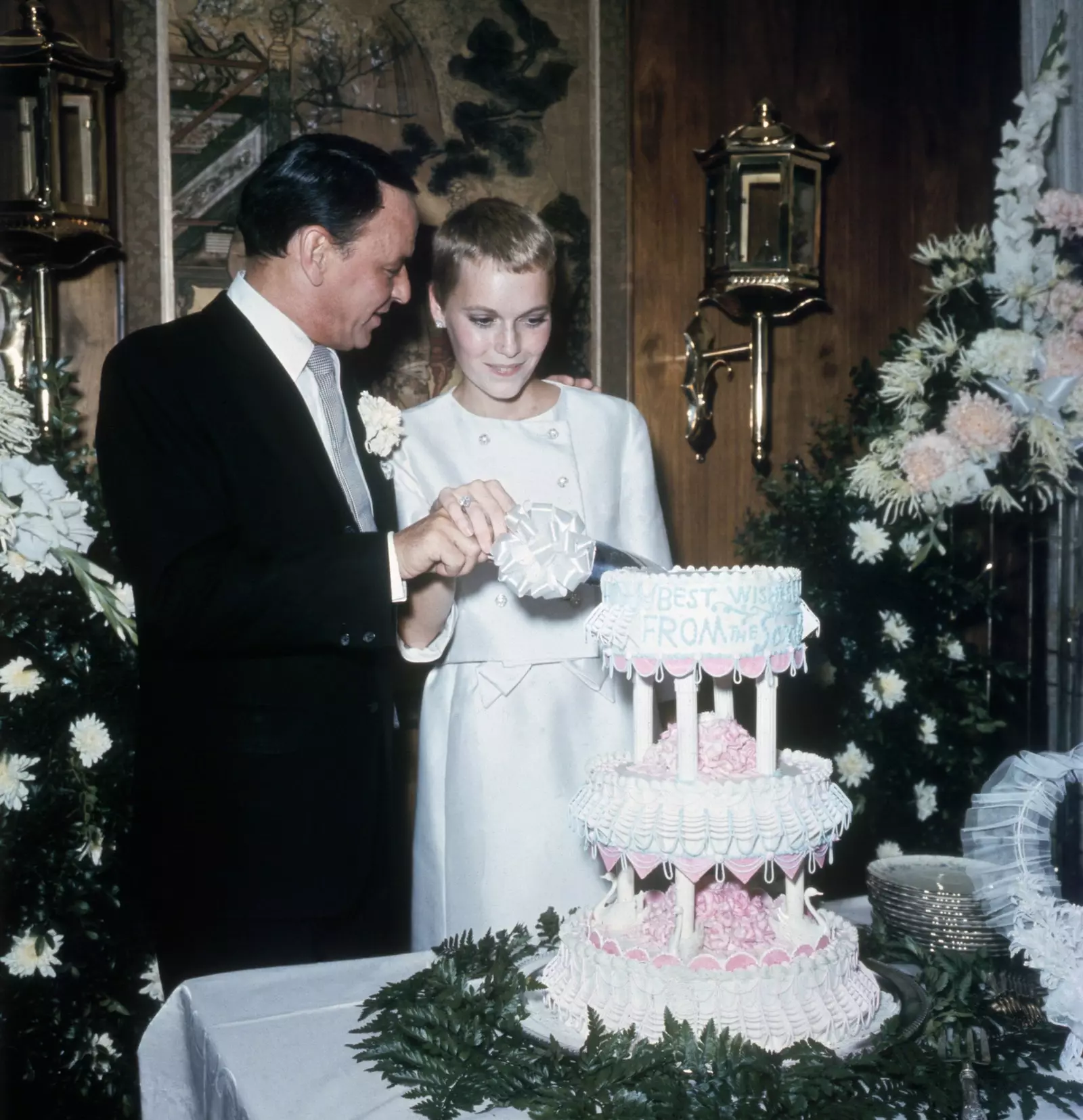 Frank Sinatra und Mia Farrow an ihrem Hochzeitstag.