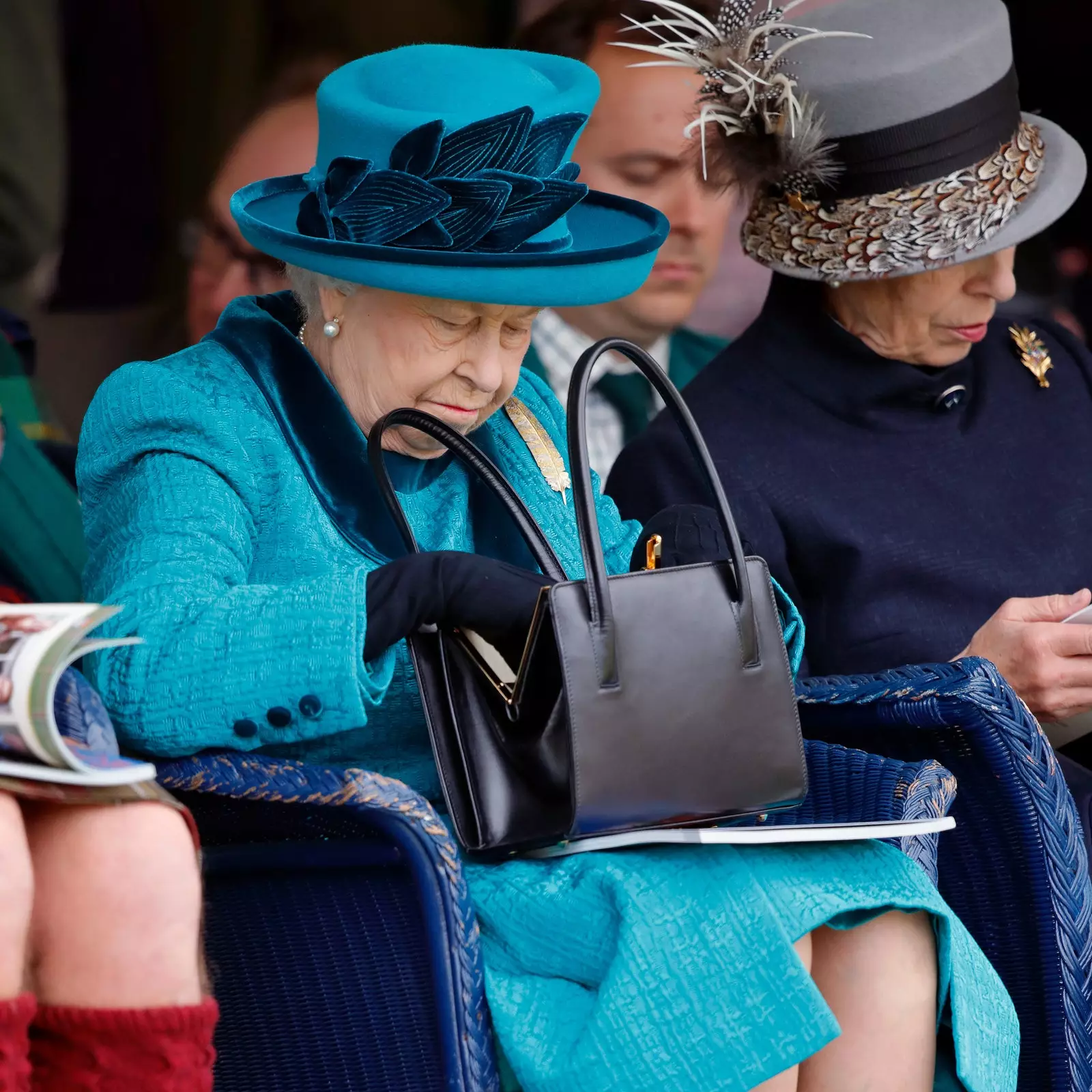 Elizabeth II karo tas Launer sing ora bisa dipisahake