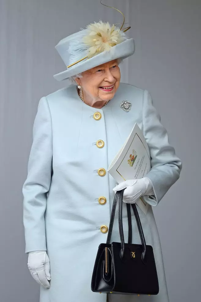 Elizabeth II havas sakon, kiun ŝi uzas dum 50 jaroj