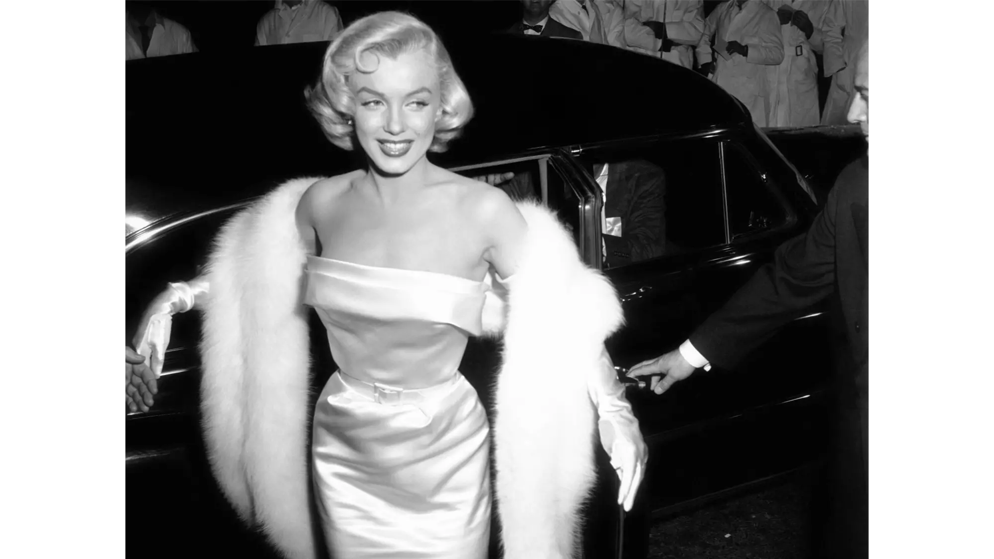 Bild kann Marilyn Monroe Kleedung Apparel Mënschlech Persoun Abendkleed Moudekleed a Kleed enthalen