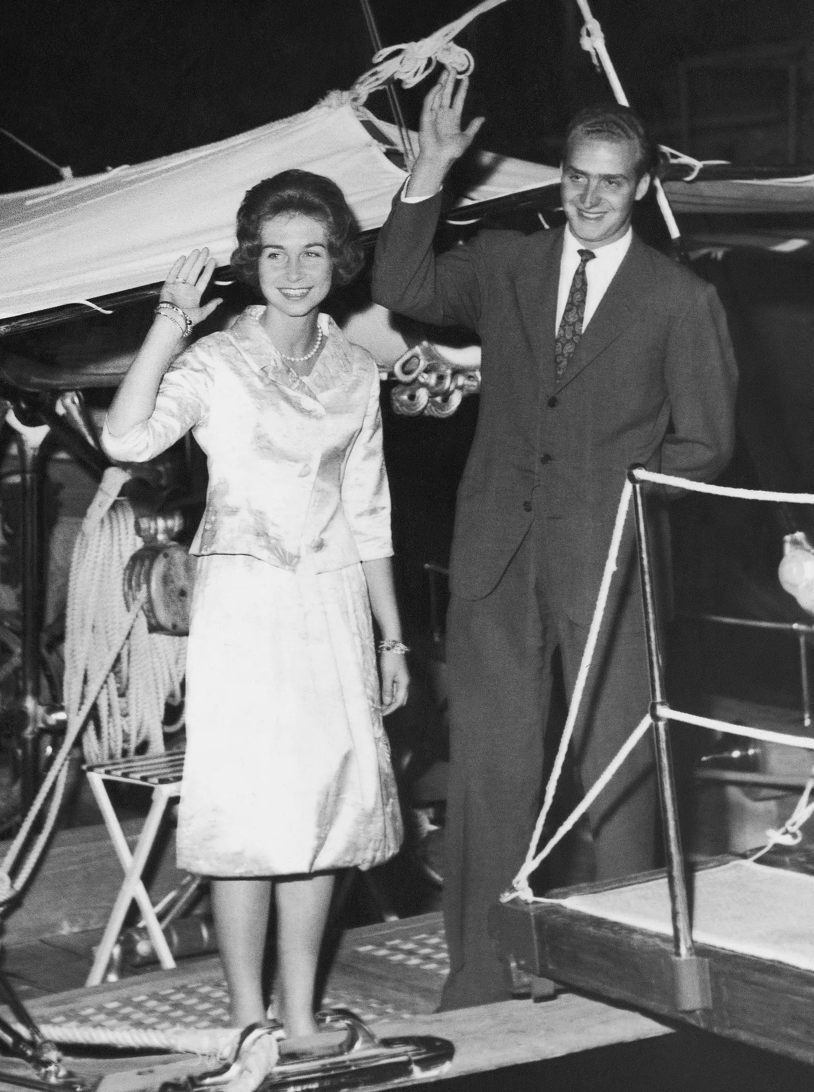 Mbreti Juan Carlos dhe Mbretëresha Sofja zbresin nga anija 'Eros' në muajin e tyre të mjaltit.