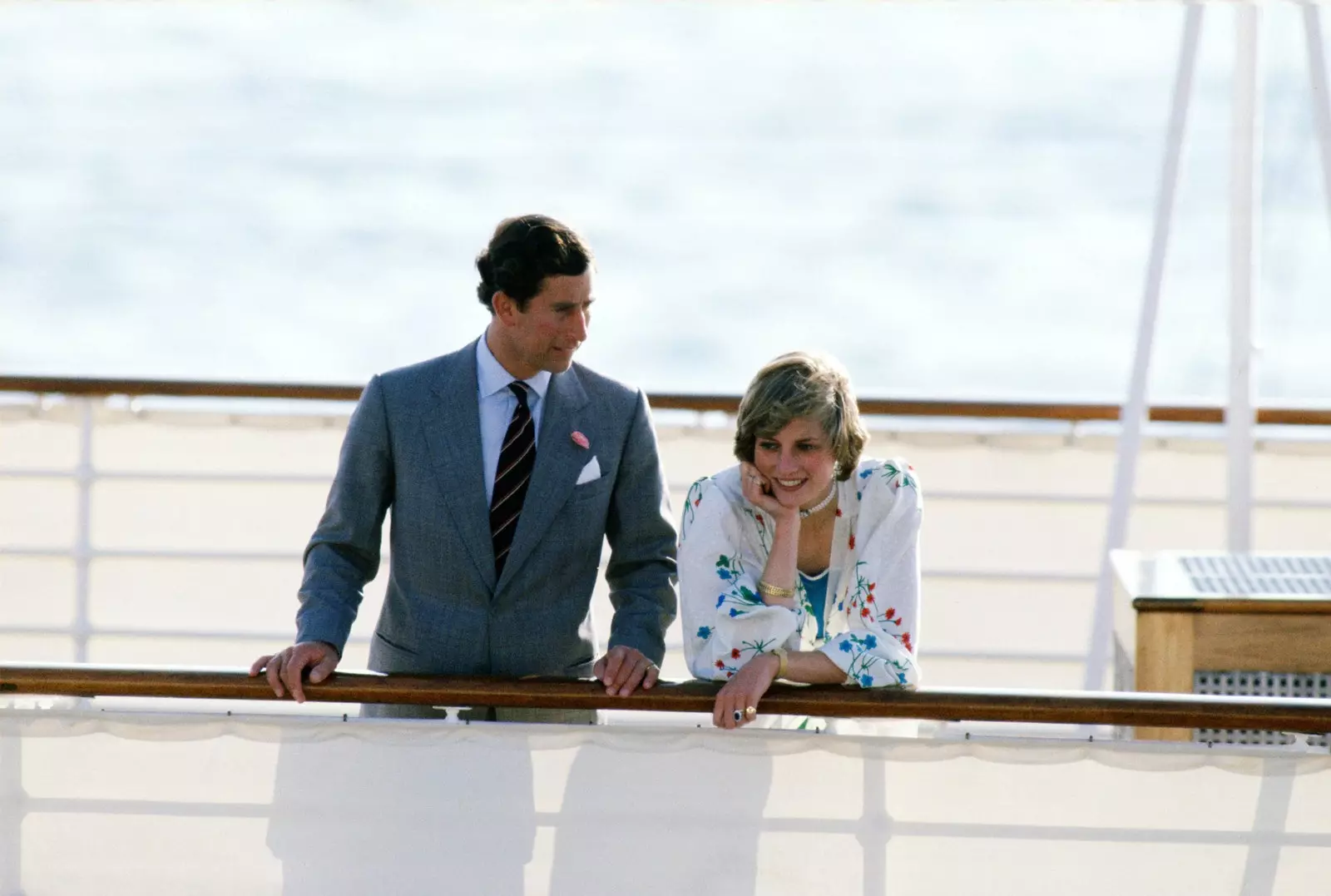 Si Prince Charles ug Diana sa Wales sakay sa Royal Britannia sa ilang honeymoon niadtong 1981.