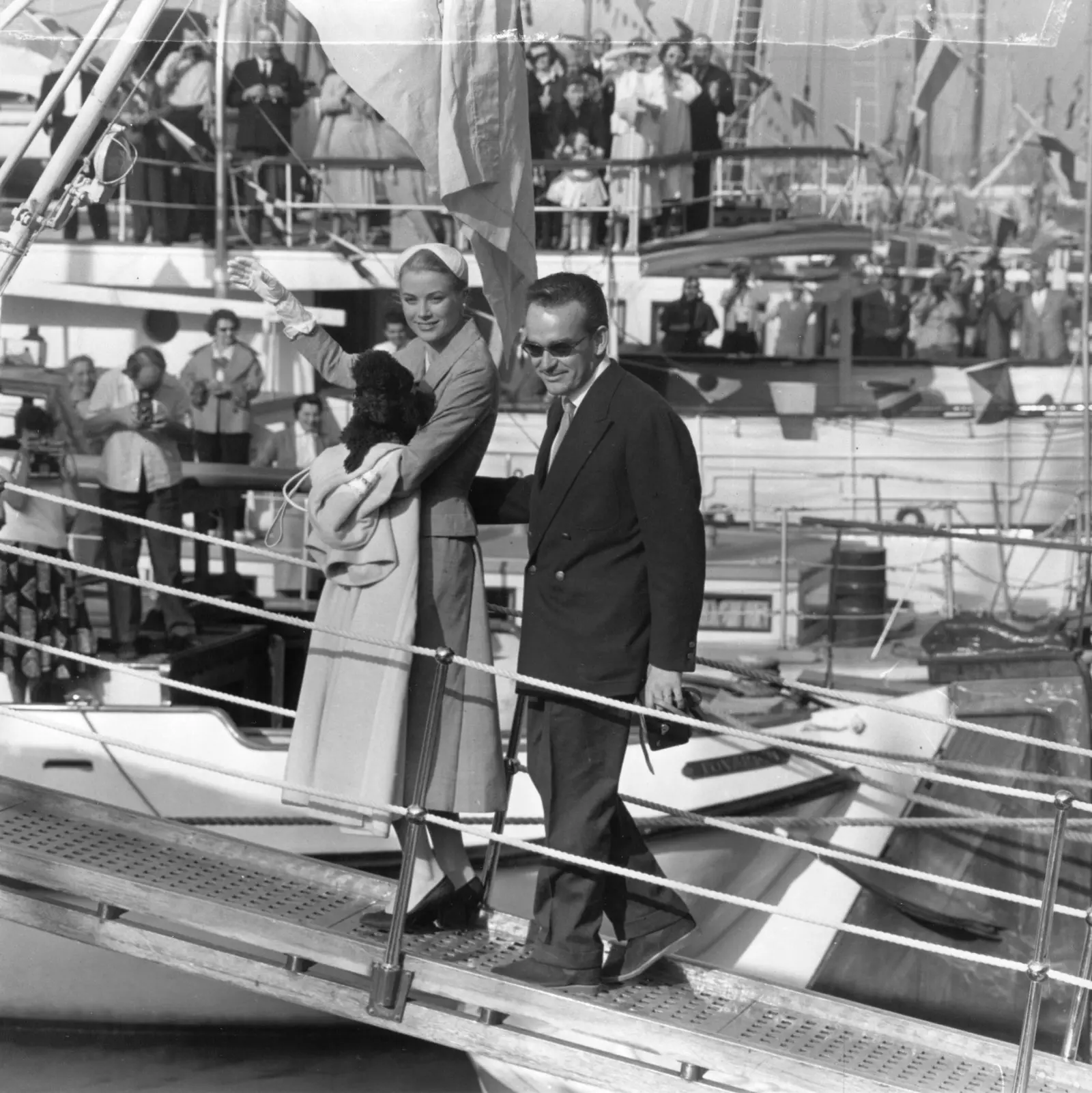Grace Kelly u l-Prinċep Rainier abbord id-Deo Juvante II fil-qamar tal-għasel tagħhom fl-1956.