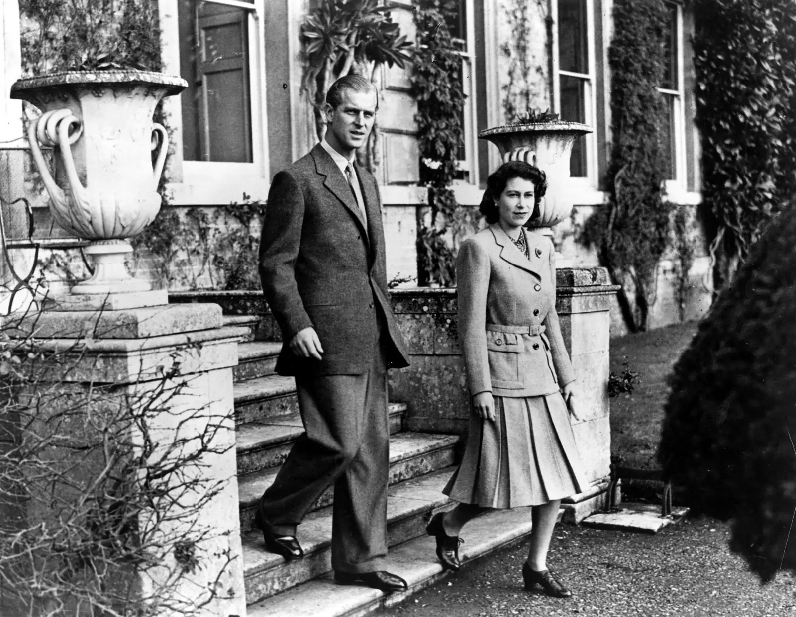 Si Philip sa Edinburgh ug Elizabeth II sa ilang honeymoon sa Broadlands House sa Hampshire.