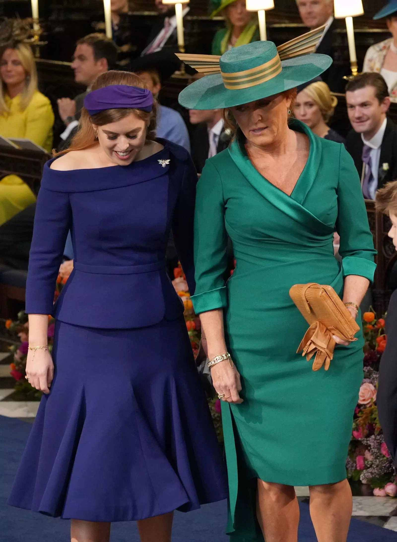 Sarah Ferguson bên con gái Beatriz trong ngày cưới của Eugenie of York hôm 12/10.