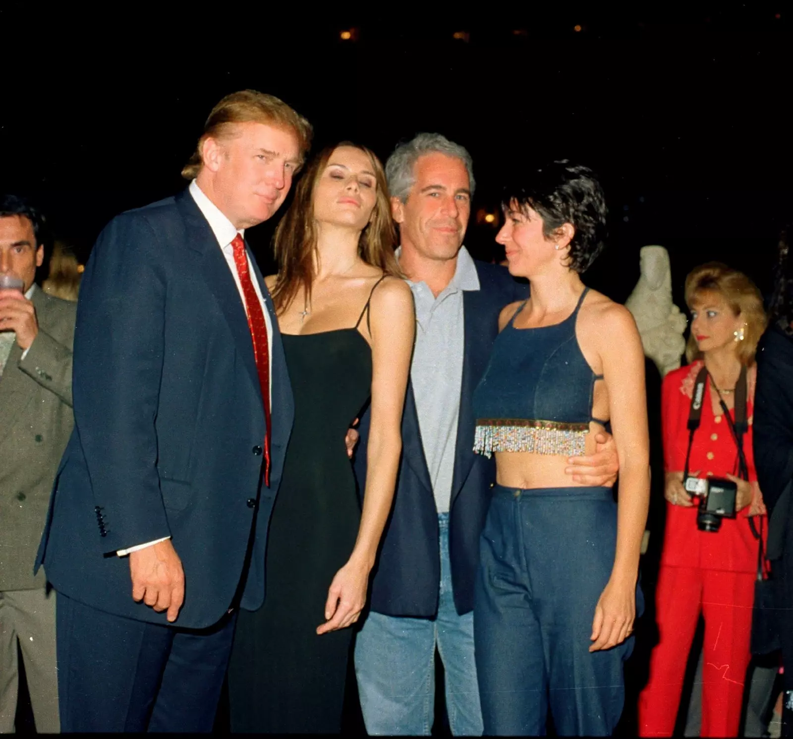De Trumps met Epstein en Ghislaine Maxwell op een feest in Palm Springs in 2000.
