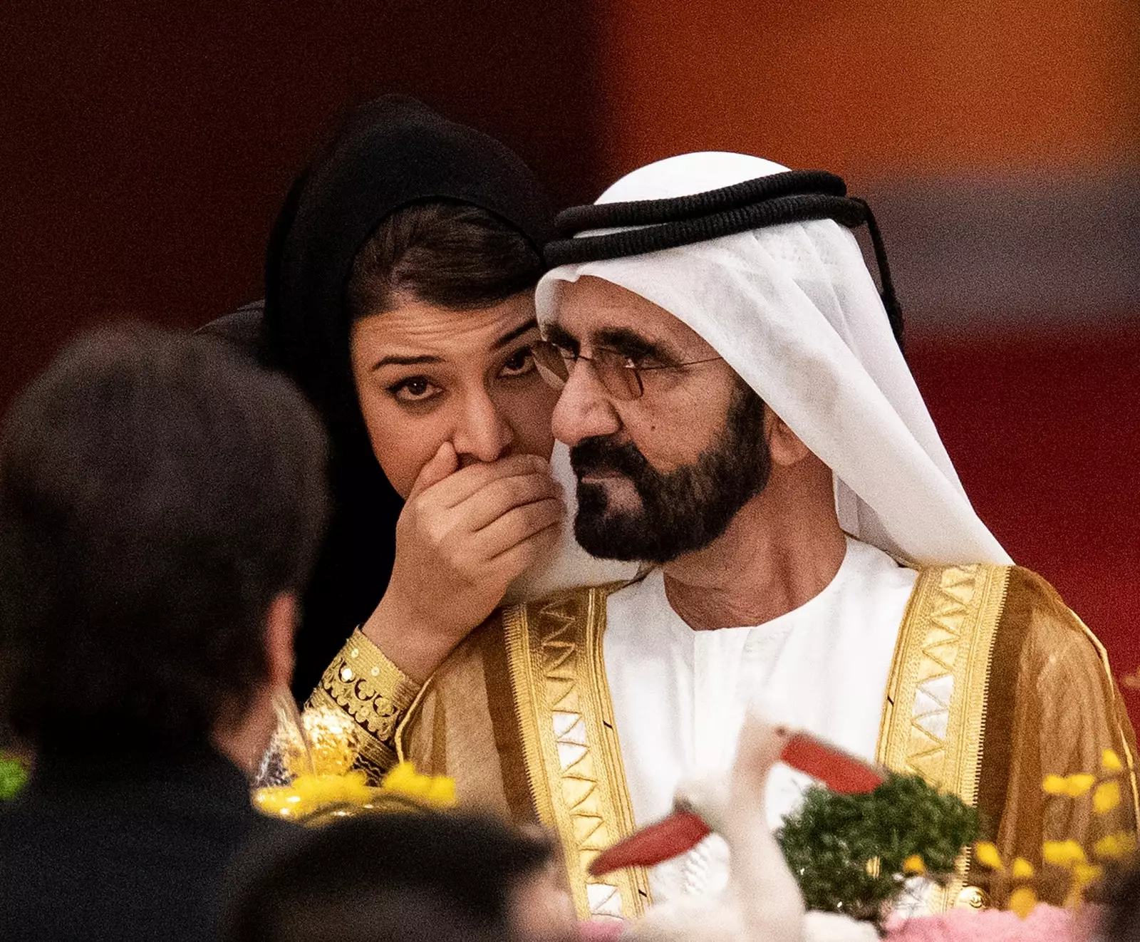 Mohammed bin Rashid alMaktoum at isang hindi kilalang babae.