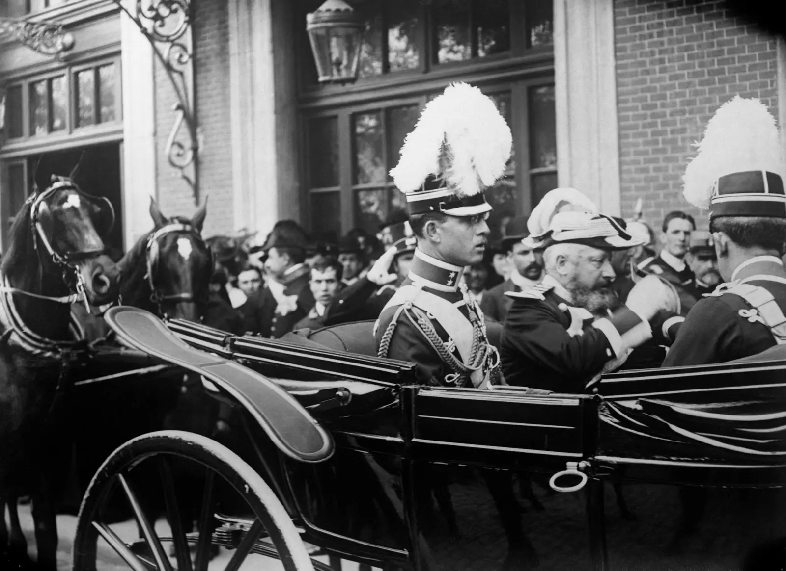 Prince Andrew o Eleni i le faitotoa o le nofoaafi nofoaafi Madrid i le taimi o le faaipoipoga a le Tupu Alfonso XIII ma ...