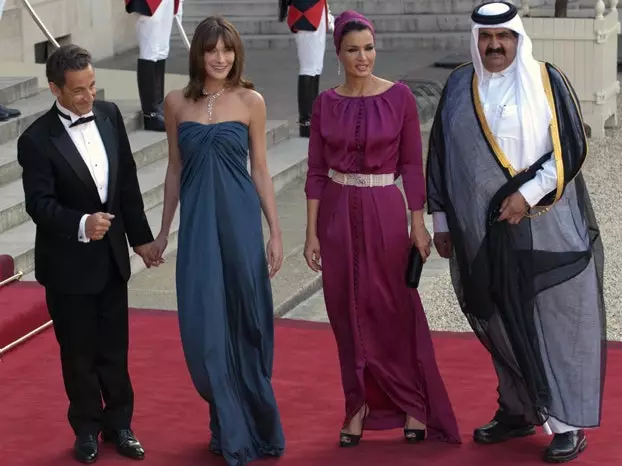 Szejkowie Kataru z Nicolsem Sarkozy i Carlą Bruni w Elysee.