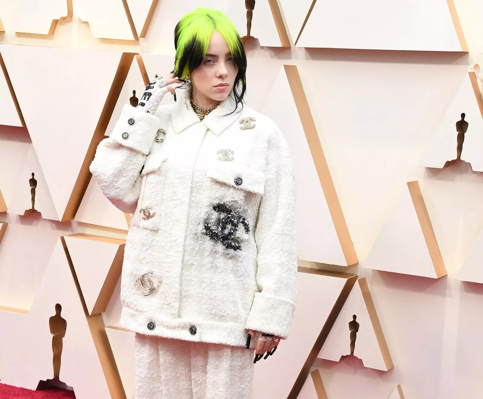 Billie Eilish hauv Chanel 'tag nrho saib' ntawm Oscars.