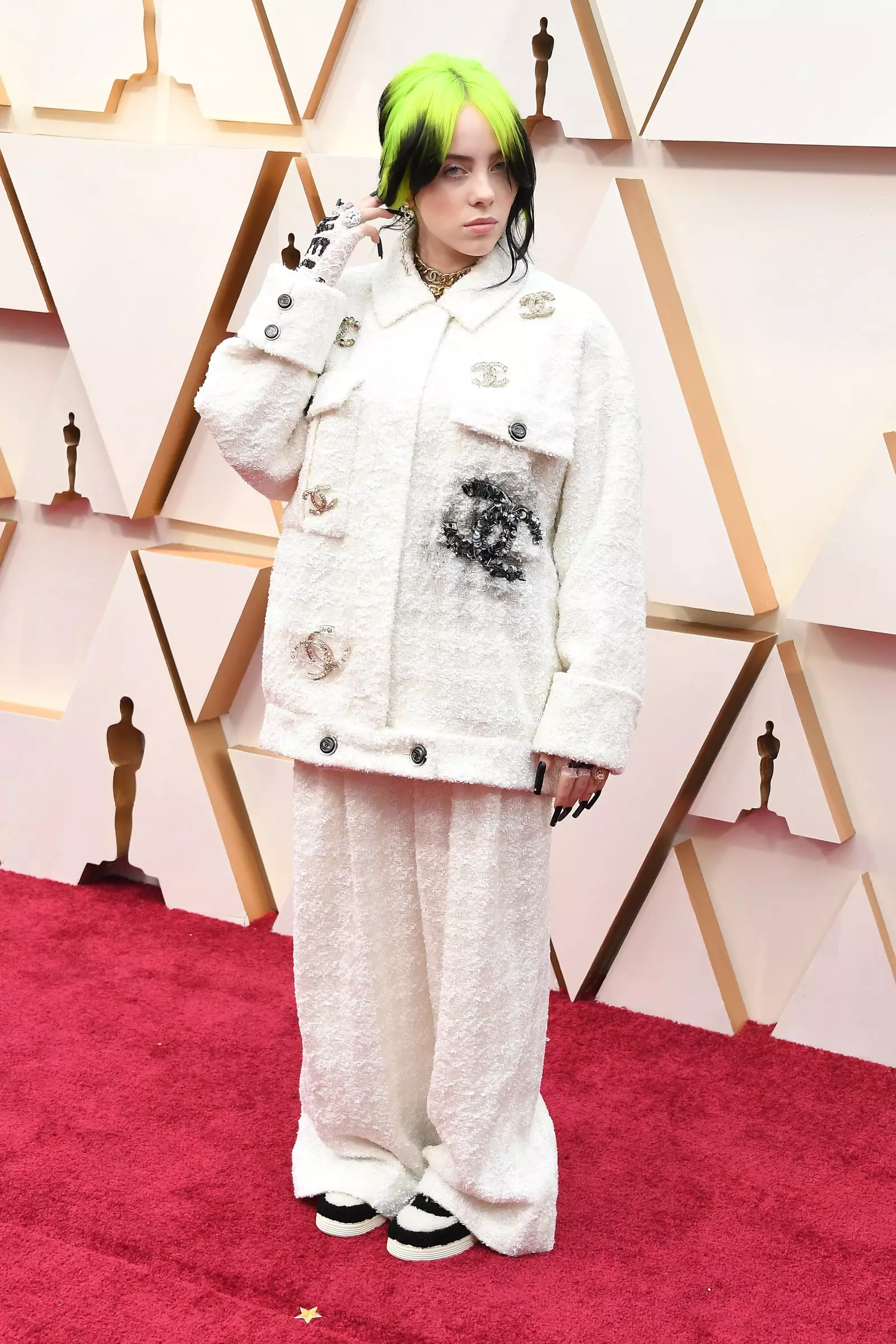 Billie Eilish ໃນ Chanel 'ເບິ່ງທັງຫມົດ' ຢູ່ Oscars.