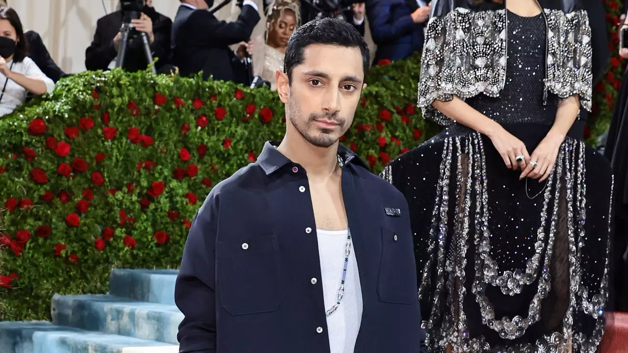 Riz Ahmed anatoa mtazamo wake kwenye Met Gala kwa "wafanyakazi wahamiaji waliojenga Enzi ya Dhahabu"