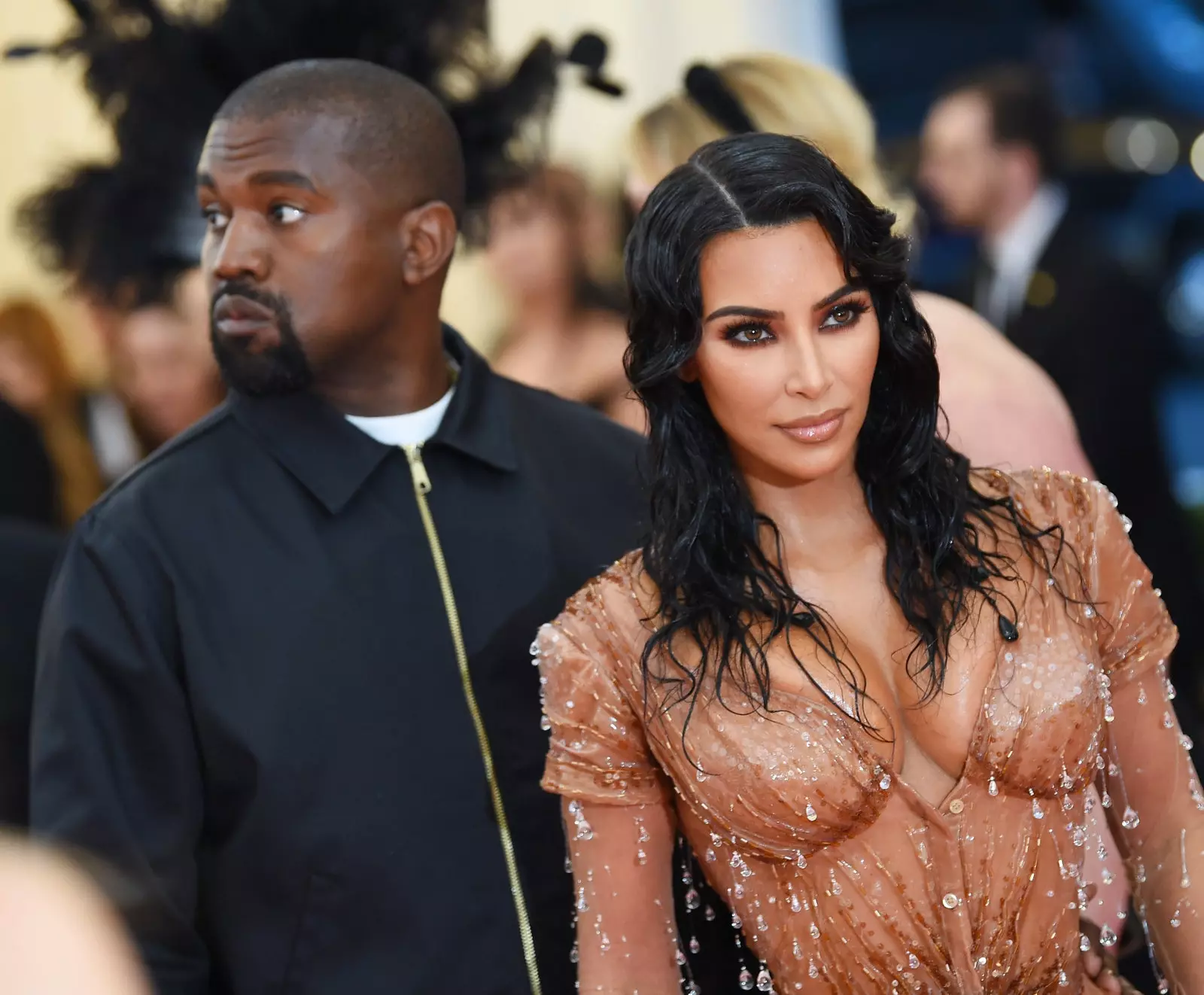 Kanye ha criticato per aver permesso a Kim Kardashian di portare le borse della spesa da solo