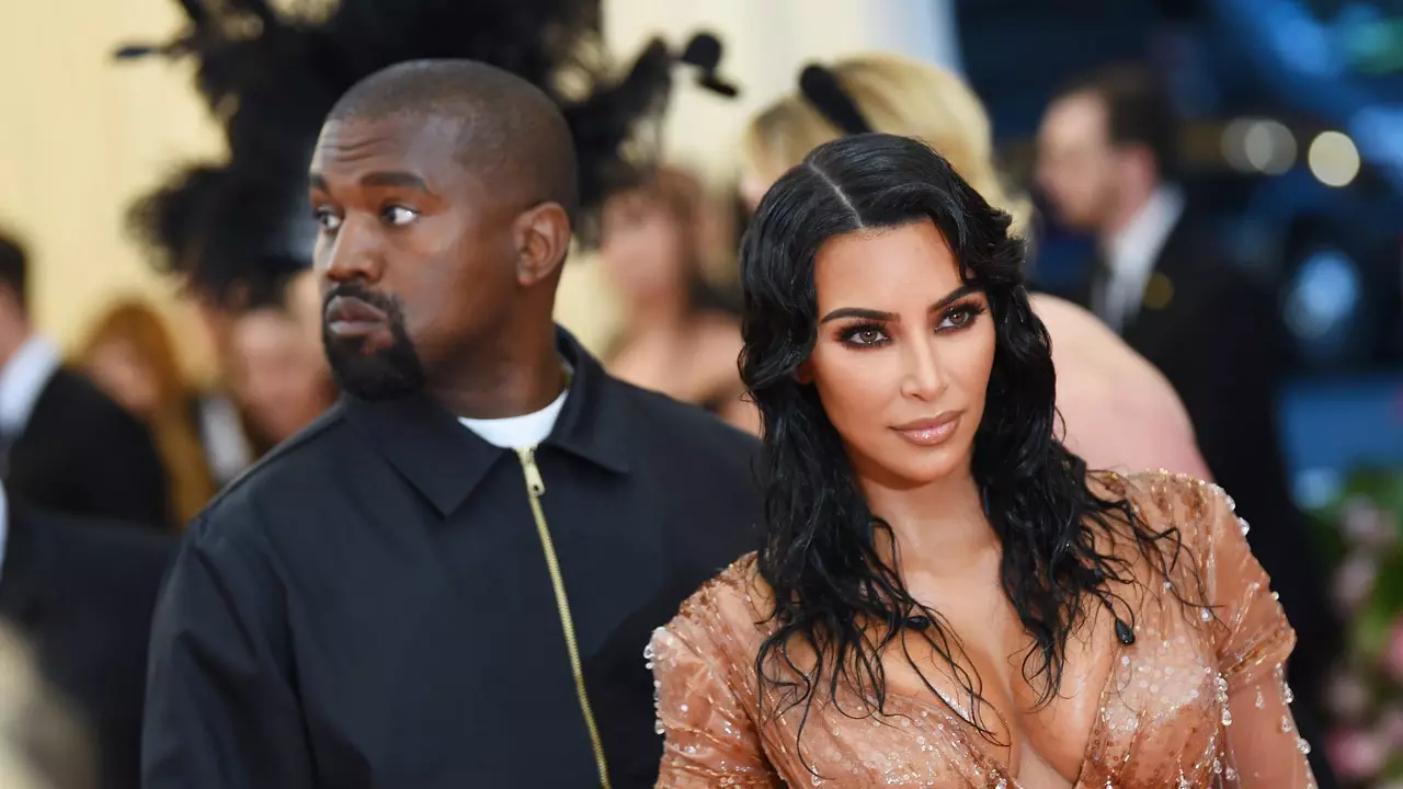 Kim Kardashian sy Kanye West dia mankalaza ny tsingerintaonan'ny mariaziny fahenina
