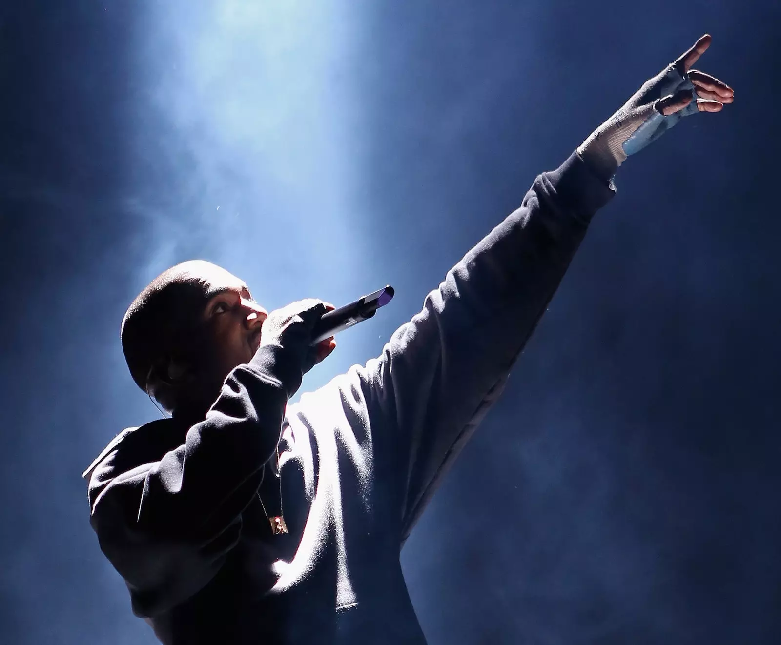 Kanye West minimalist krossowka bilen ýene-de geň galdyrýar