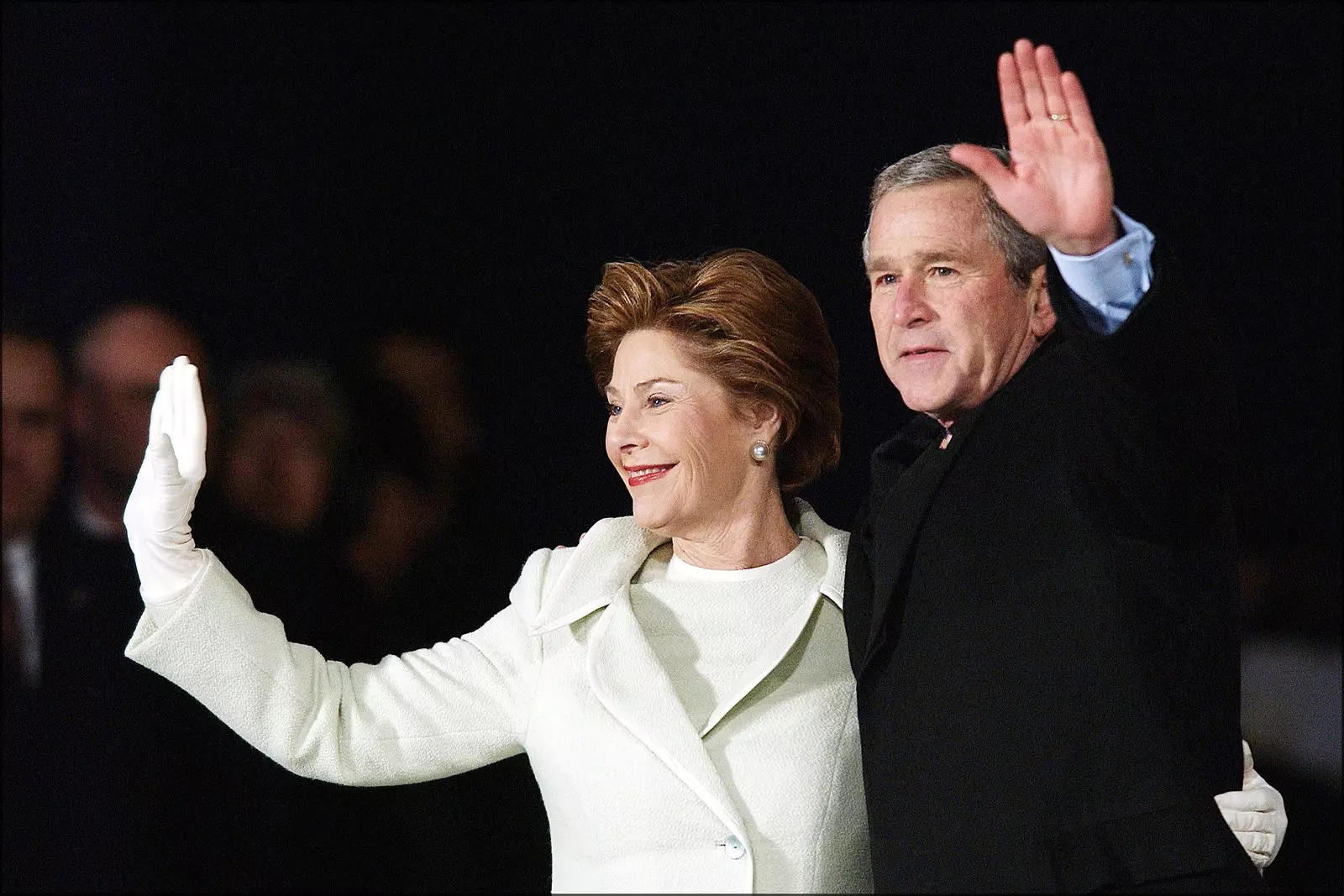 George W. Bush agus Laura Bush ag a dhara insealbhú uachtaránachta.